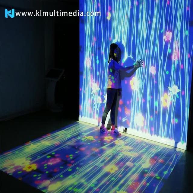 Projection Waterfall – Holographic Immersive Interactive Experiences